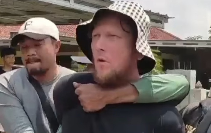 Di Banjar, Bule Amerika Ngamuk Tusuk Leher Mertuanya Sendiri Bertubi ...
