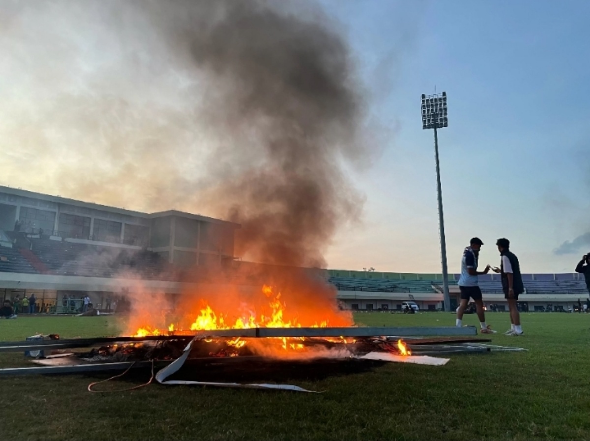 Tok! Banding Ditolak, Persela Lamongan Dihukum Tanpa Penonton di ...
