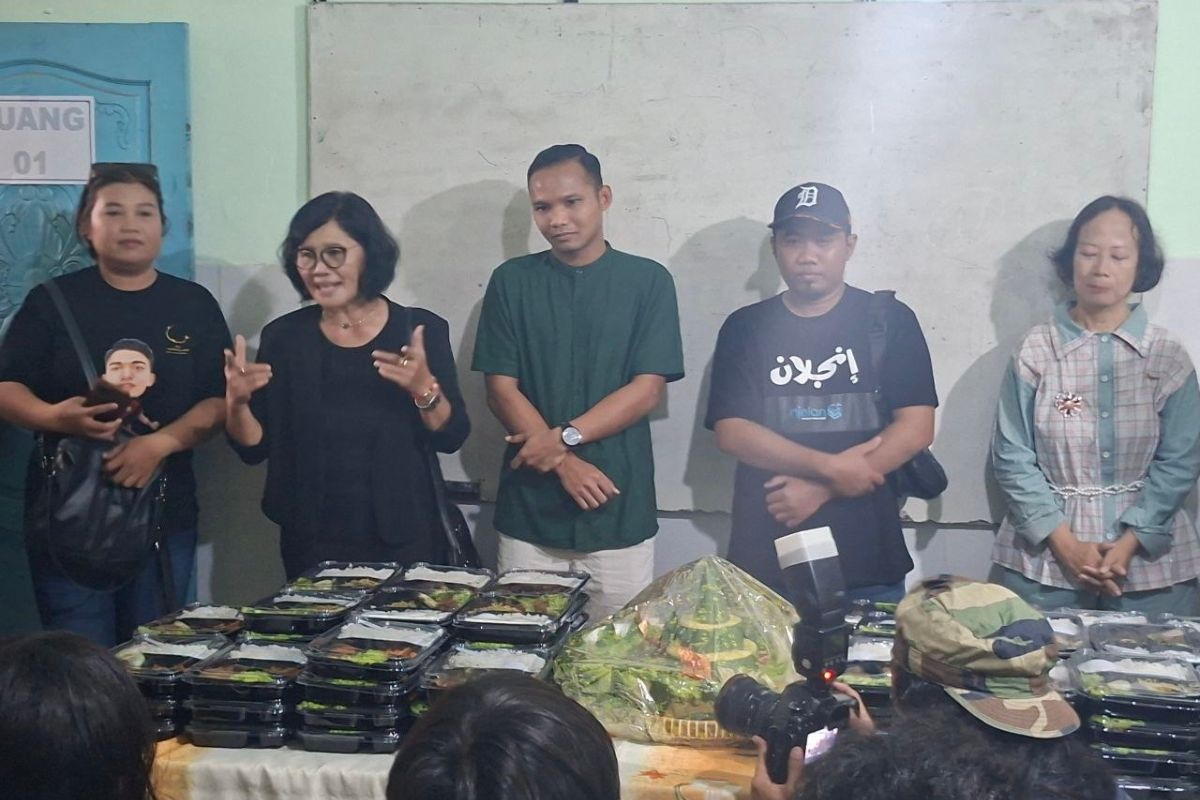 Bintang Persebaya Surabaya Oktafianus Fernando Tinjau Renovasi SD ...