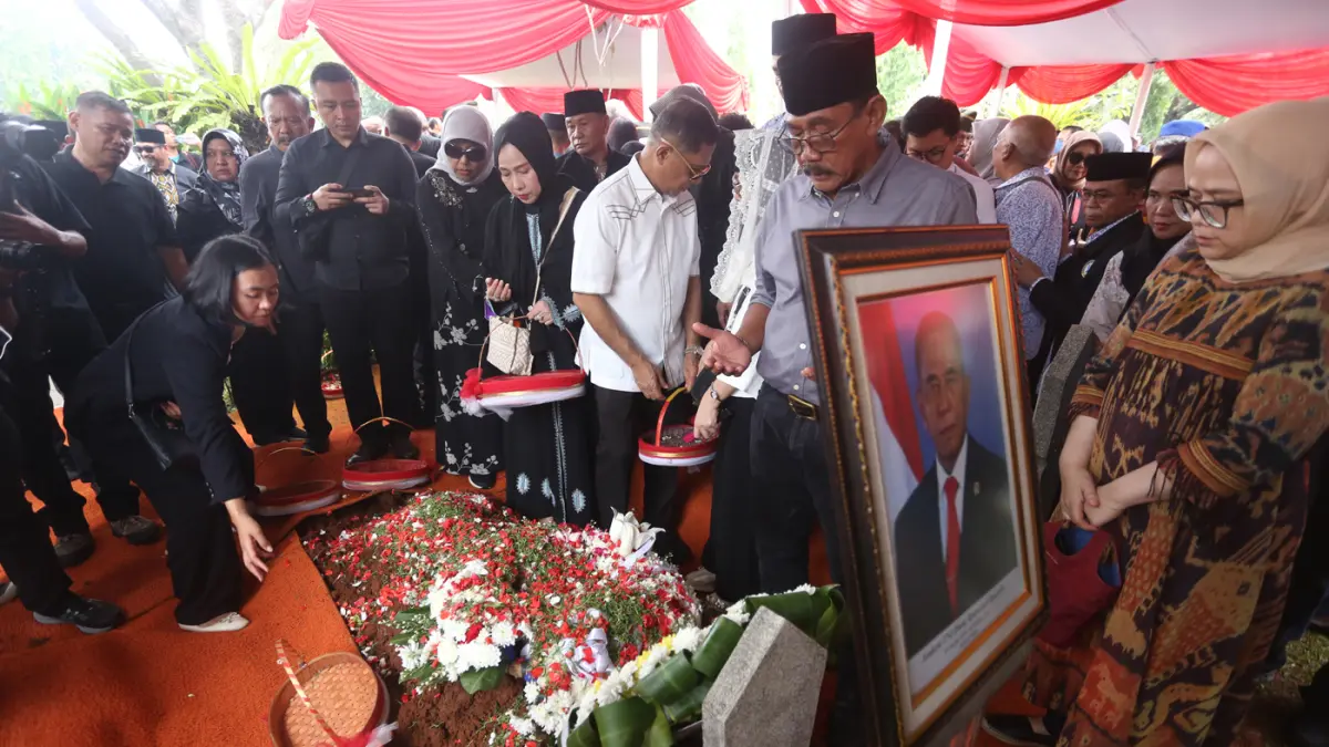 Keluarga dan krabat meletakkan karangan bunga saat upacara pemakaman ...