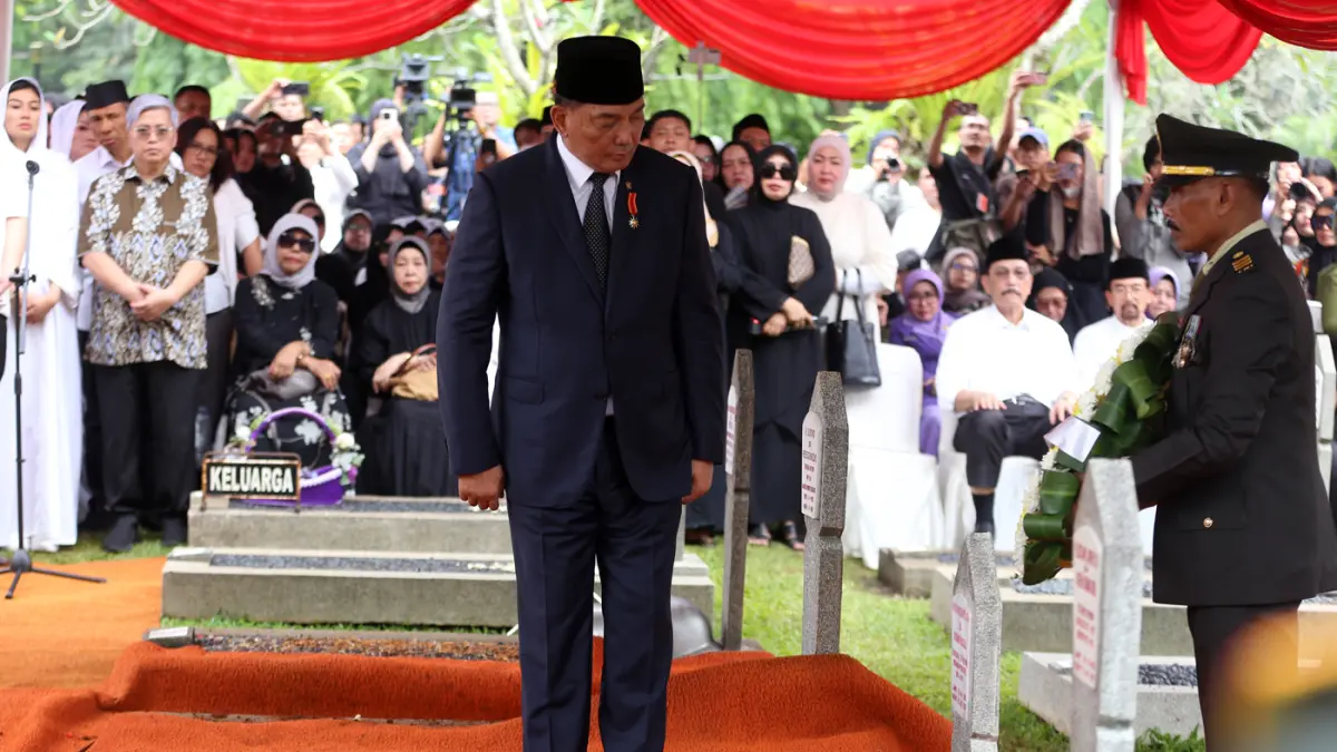 Menteri Pertahanan Sjafrie Sjamsoeddin saat upacara pemakaman mantan ...