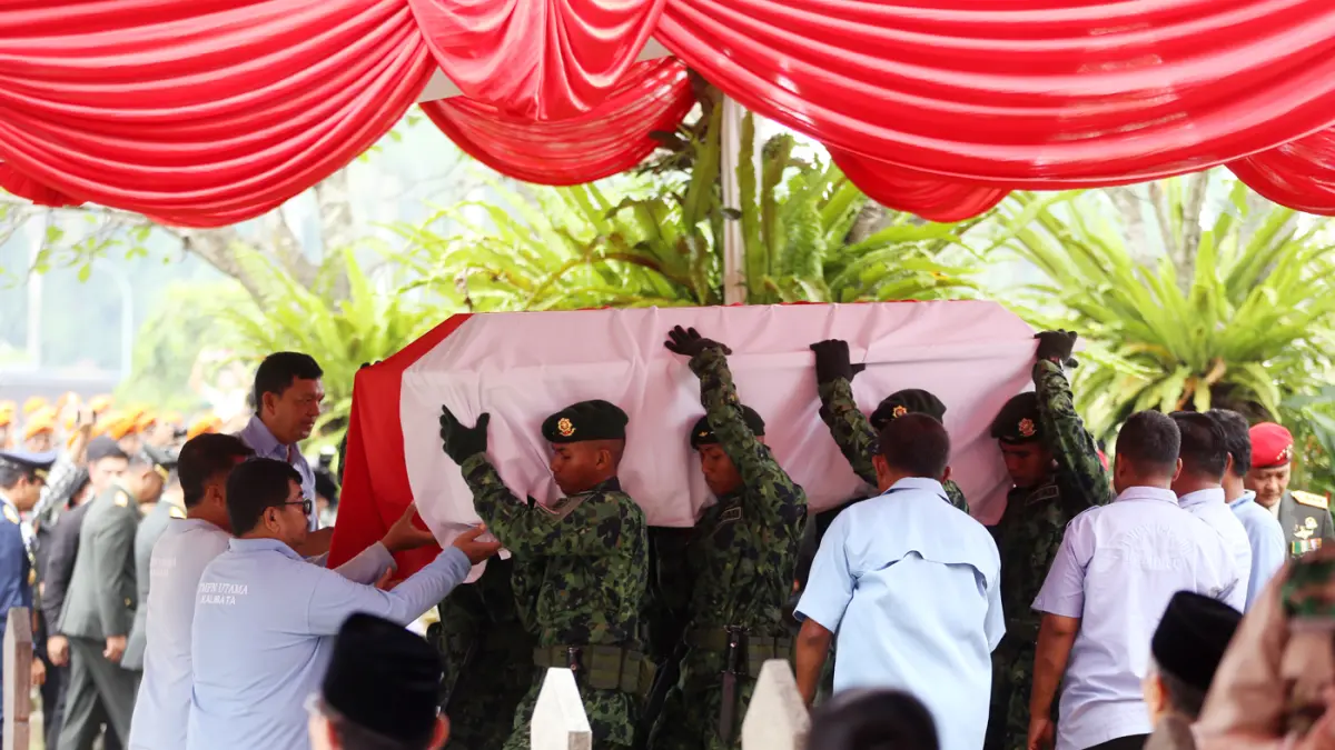 Prajutit TNI membawa peti jenazah mantan Menteri Pertahanan Ryamizard ...