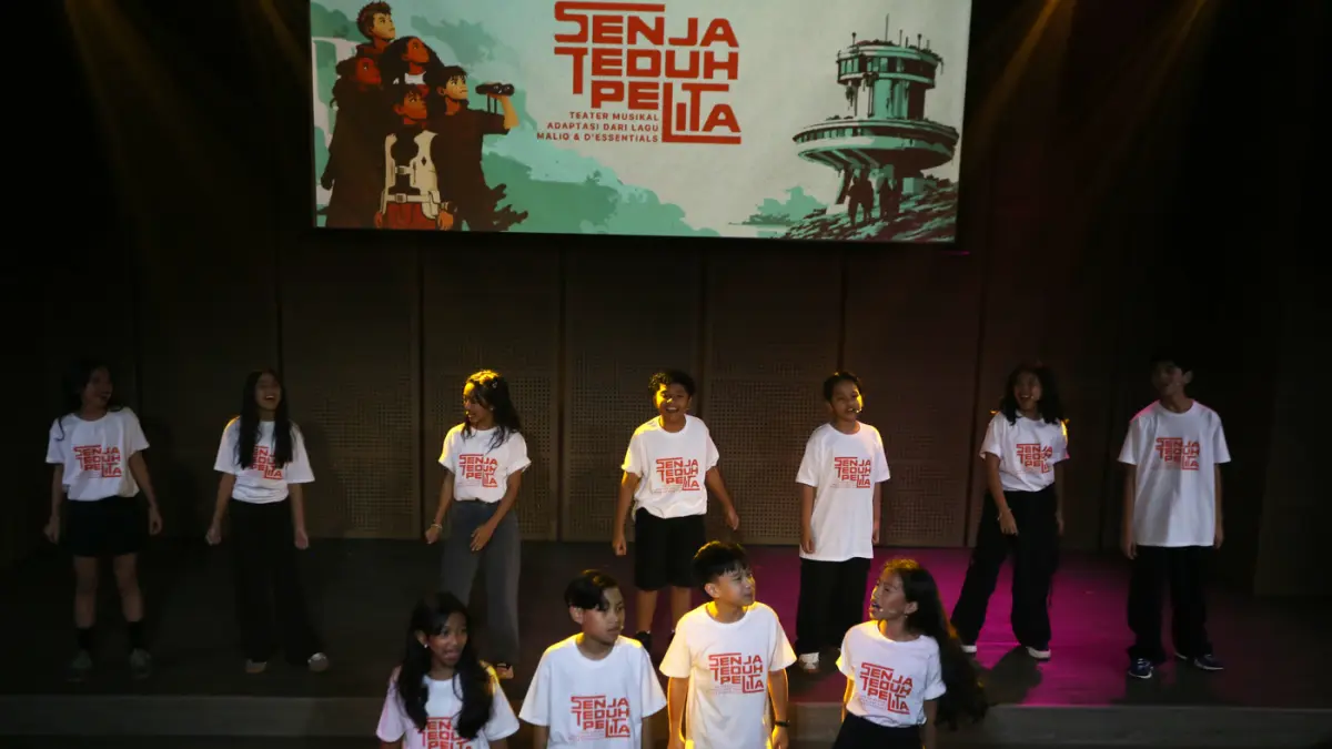 Para pemeran mementaskan teater musikal bertajuk "Senja Teduh Pelita ...