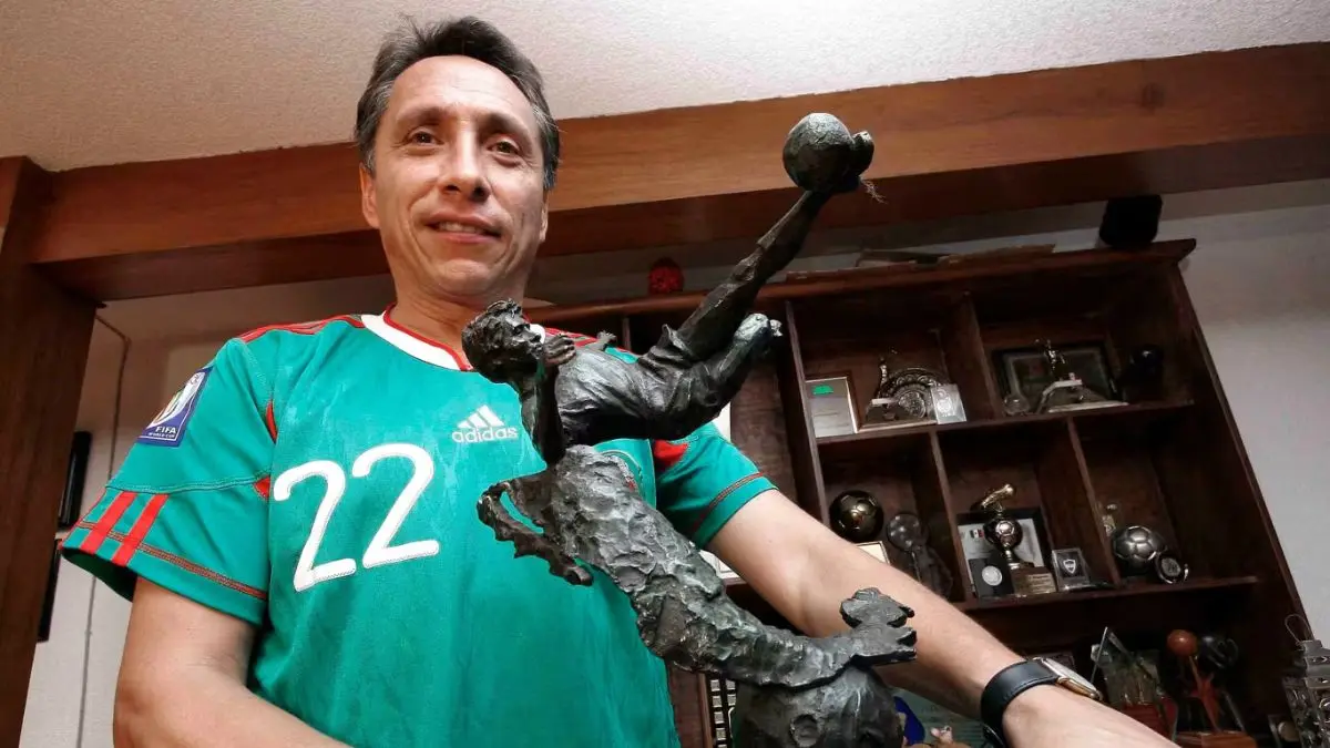 Mozaik Piala Dunia 2026: Gol yang Bekukan Azteca! Tendangan Gunting ...