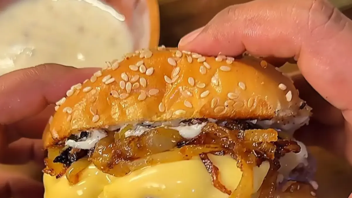 Resep Simple Cheese Burger dengan Caramelized Onion, Burger Homemade ...