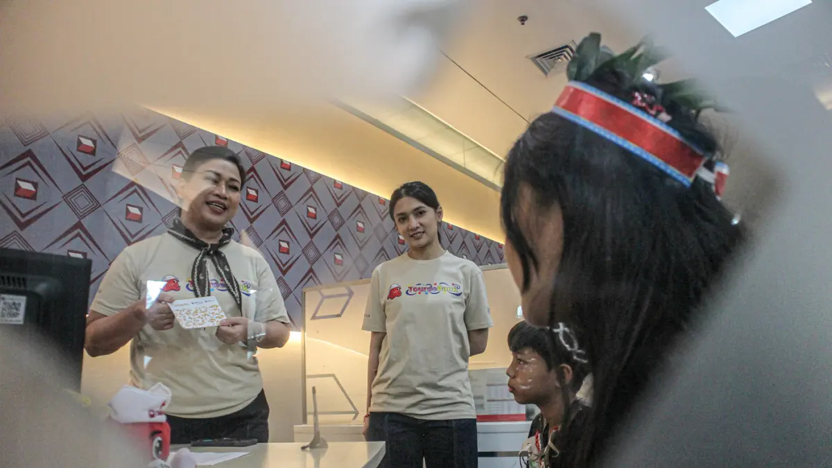 Head of Region Jakarta CIMB Niaga Adeline Hendarto (kiri) menjelaskan ...