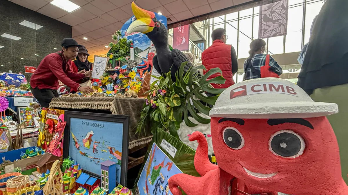 Peserta menata display pameran saat kegiatan Tour de Bank di Kantor ...