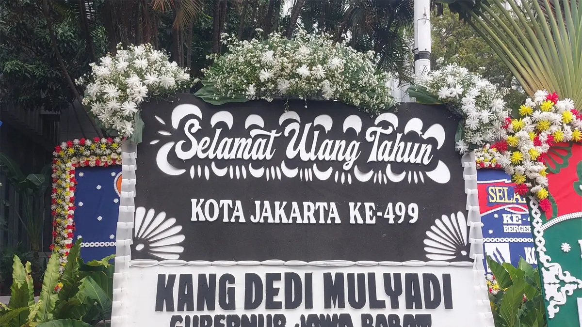 Beda Sendiri, Karangan Bunga Hitam Putih Dedi Mulyadi di HUT Jakarta ...