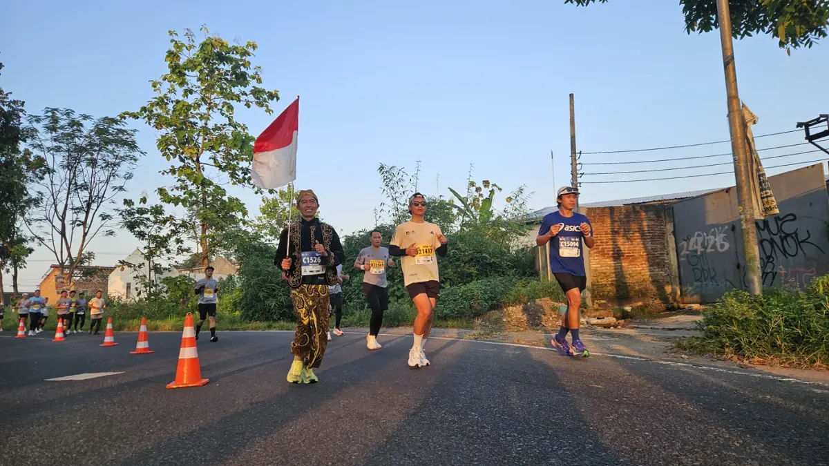 Sejumlah peserta berlari menuju garis finish saat mengikuti lomba lari ...