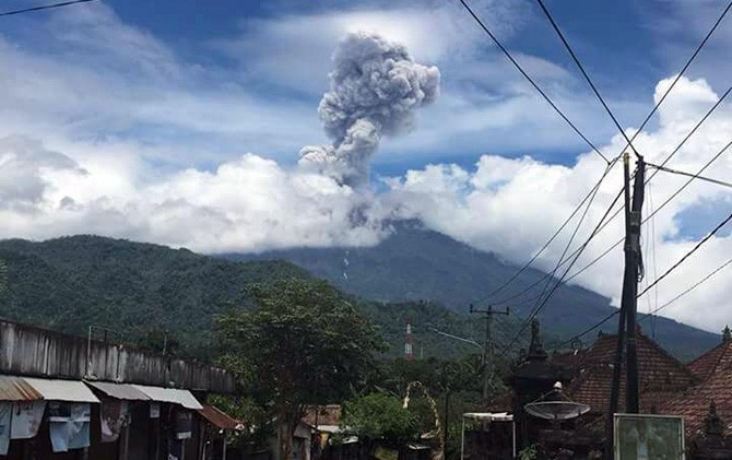 Gunung Agung Batuk Lagi, BNPB Bilang Begini