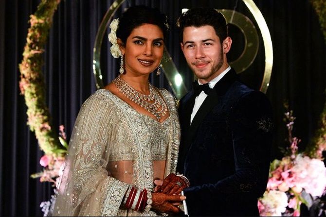 Dibuat Dalam Ribuan Jam, Ini Dua Gaun Pernikahan Priyanka Chopra