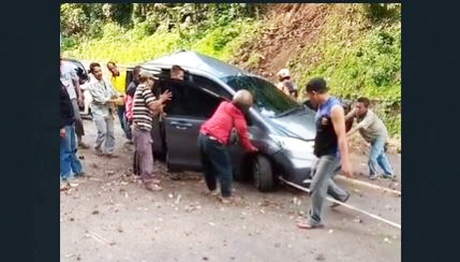 Cadas Pangeran Longsor, 2 Mobil Kena Runtuhan Batu